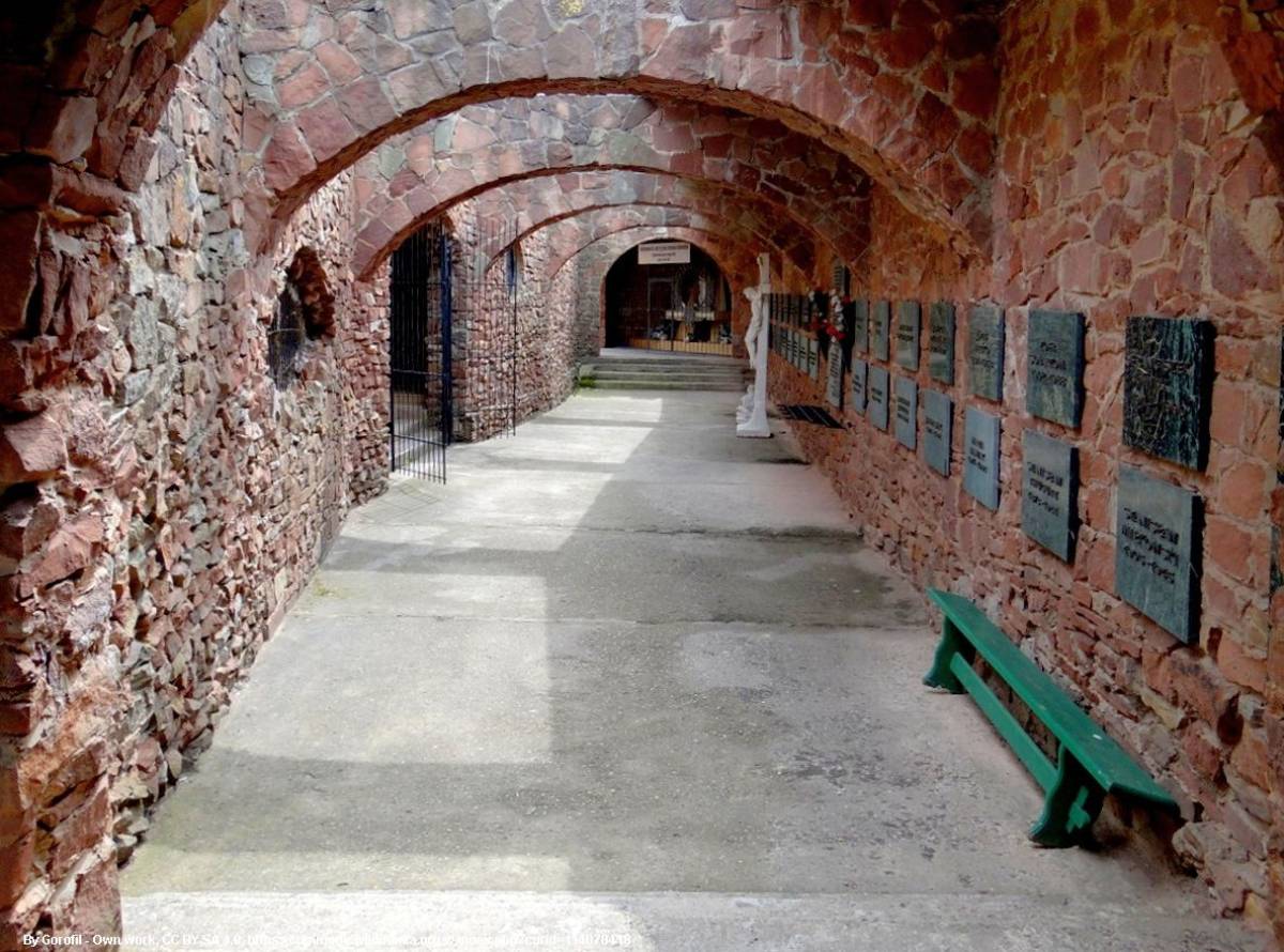 Sanktuarium Matki Bożej Bolesnej Królowej Polski w Kałkowie-Godowie ...